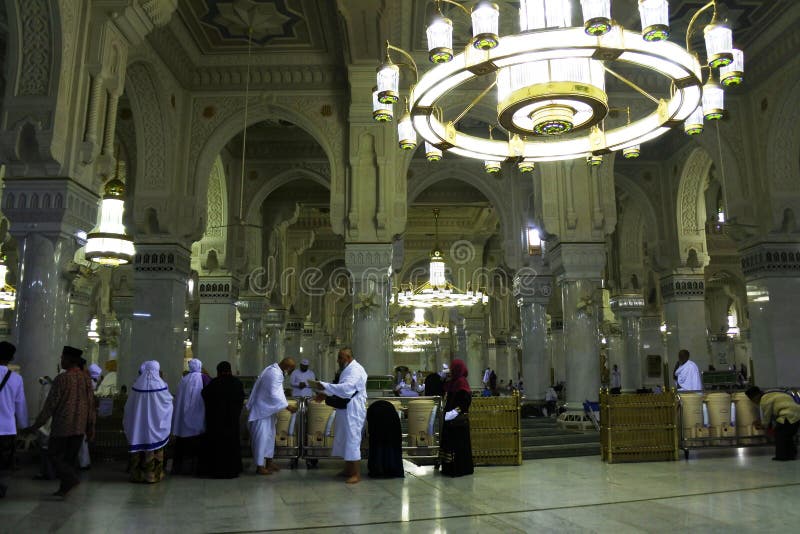 Moslemischer Mannbesuch Zu Heiligem Moschee Mekka Redaktionelles ...