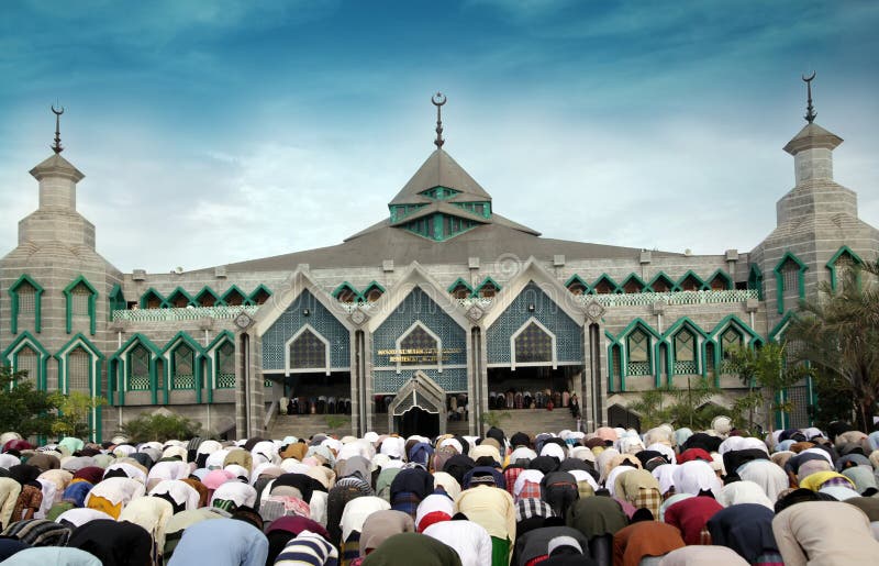 Moslems beten redaktionelles stockfotografie. Bild von maske - 18010707
