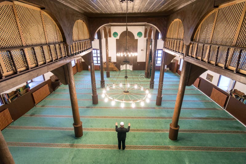 Moslems, Die Allein in Der Moschee Beten Redaktionelles Stockfotografie ...