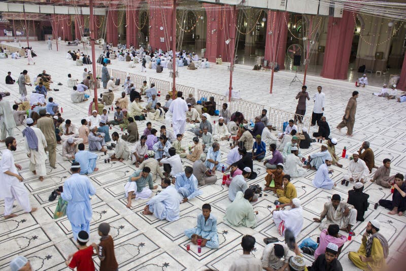 Die Moslems, Die Auf Das Abendessen (Iftar) Warten in Ramadan in F ...