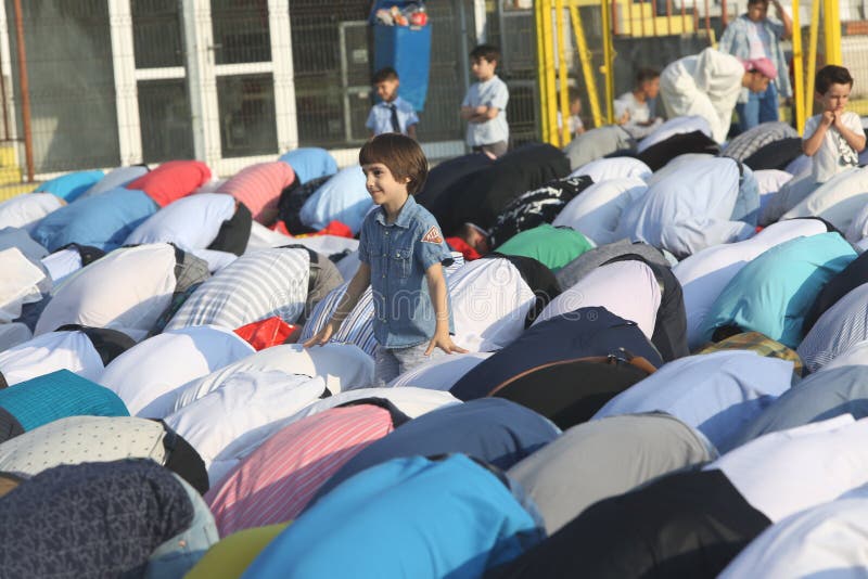 Moslems, Die Eid Al-Fitr Feiern Redaktionelles Foto - Bild von ...