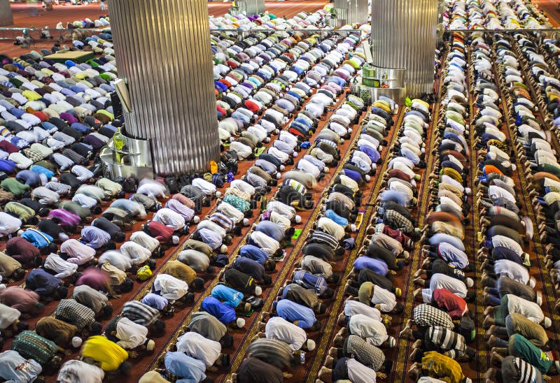 Moslems, Die Zusammen in Einer Moschee Beten Redaktionelles Stockfoto ...