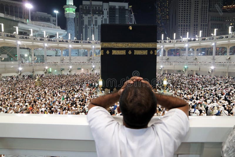 Moslim Die in Kaaba Makkah Bidden Redactionele Fotografie - Image of ...