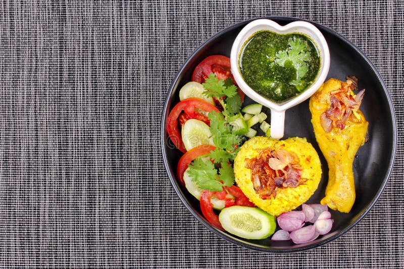 Moslim Gele Jasmijnrijst Met Kip, Halal-voedsel Stock Foto - Image of ...