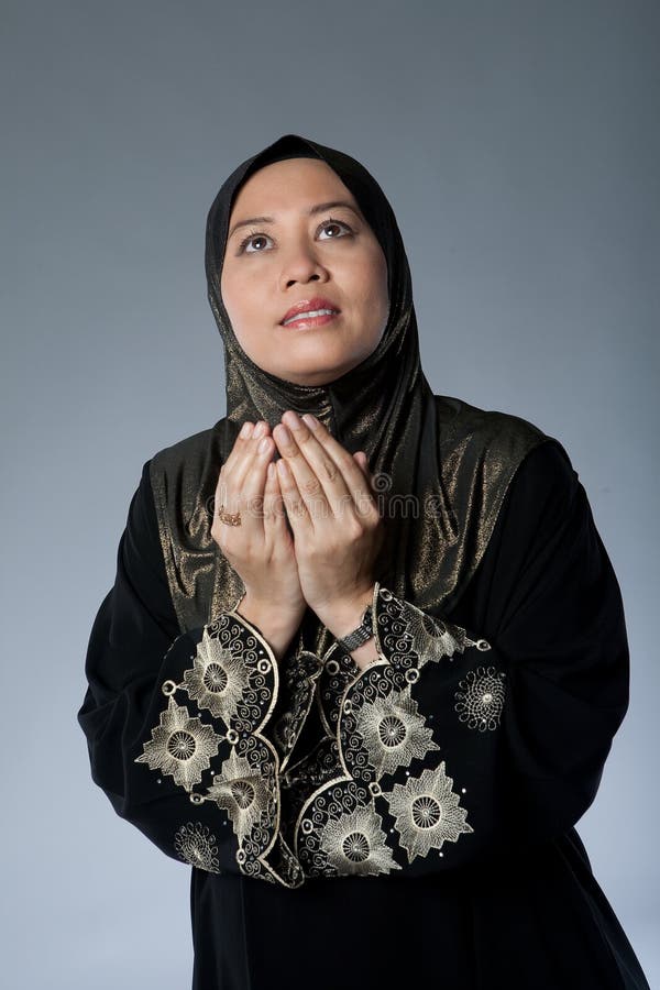 Moslim Vrouw In Traditionele Islamitische Kleding Stock Foto ...