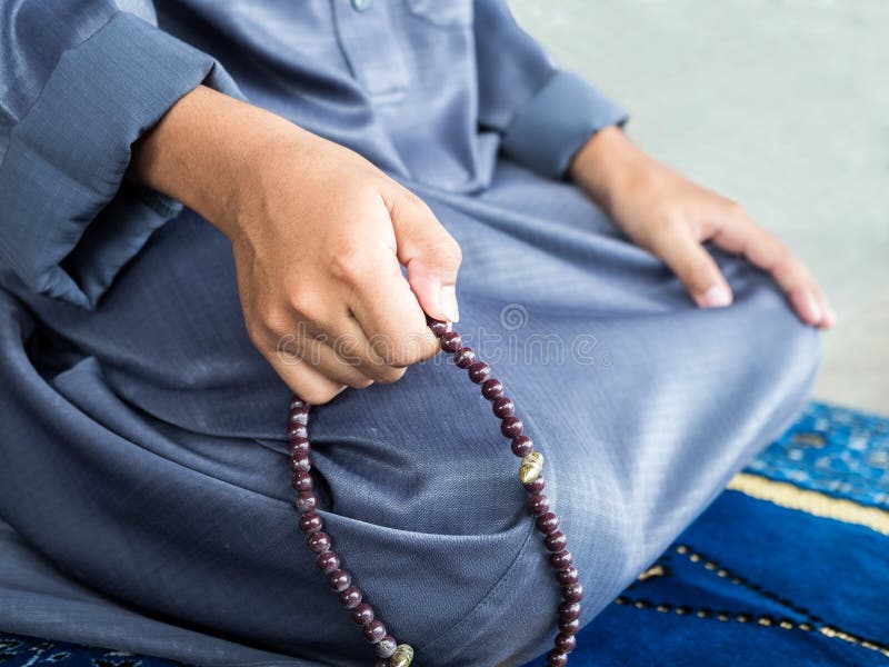 Moslimkind Die Voor Allah Bidden Stock Afbeelding - Image of moslim ...