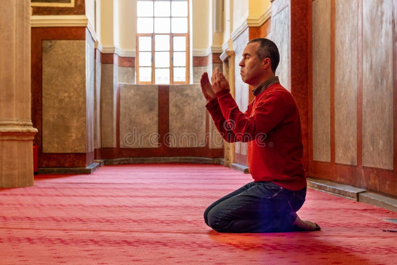 Moslimman Bidden En Aanbidden in Moskee Stock Foto - Image of mens ...