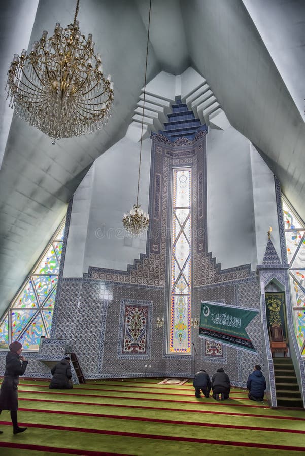 Moslims Bidden Infront Van Graf Binnen Het Heiligdom Van Seyed Alaedin ...