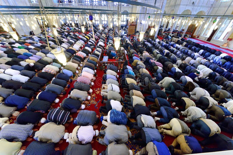 Moslims Bidden in De Moskee Fatih Redactionele Stock Foto - Image of ...