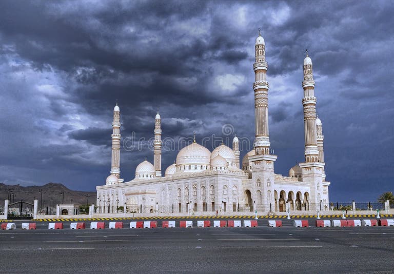 Mosq building yemen editorial photo. Image of spire - 244501256