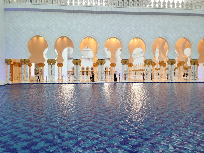 Reflection Pool and Keyhole Archways at Sheikh Zayed Grand Mosque ...
