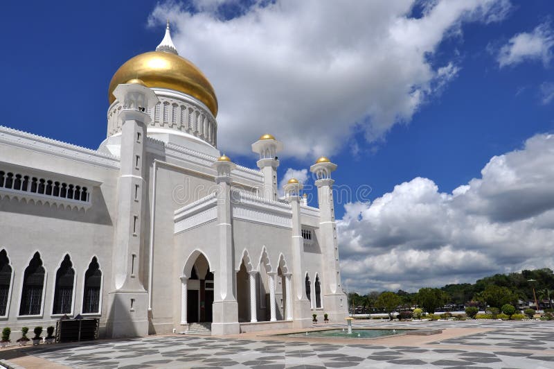 Mosque in Brunei stock photo. Image of gold, begawan - 16308100