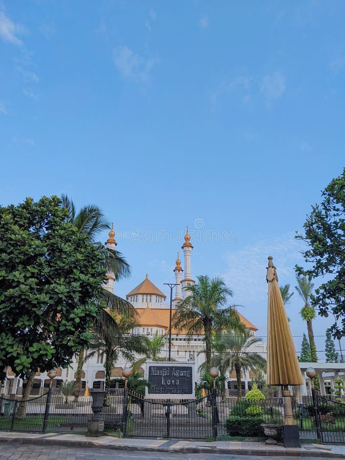 Mosque in the middle city editorial photo. Image of beautiful - 277646556