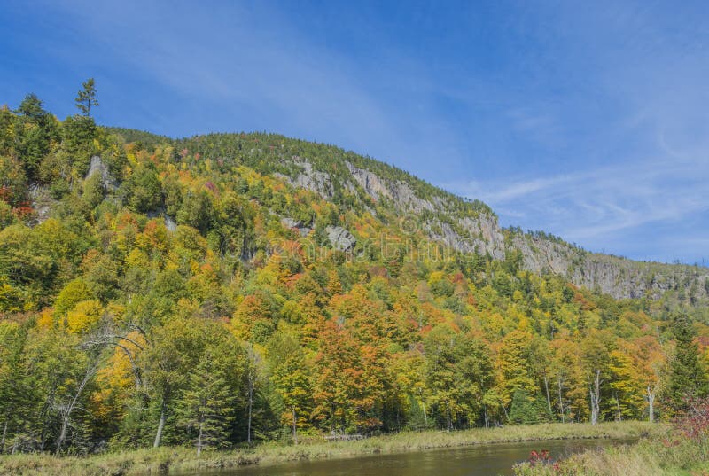 Moss Cliff with Fall Colors Stock Foto - Image of kleurrijk, staat ...