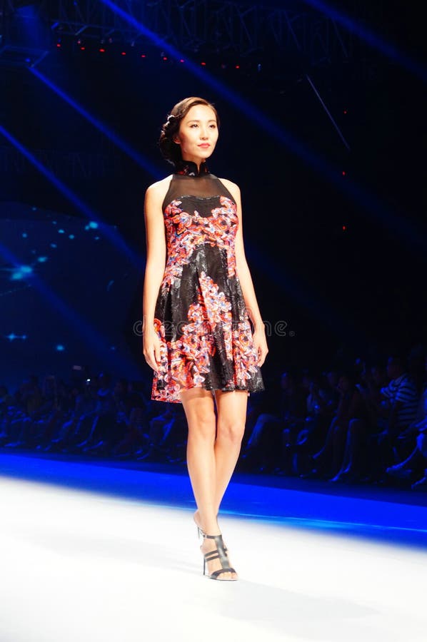 Mostra Tradicional Chinesa Do Modelo De Forma Imagem Editorial - Imagem ...