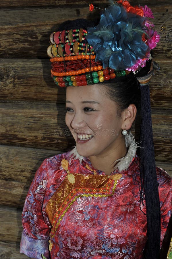 Tanzen-Leistung Der Mosuo Minderheit, China Redaktionelles ...