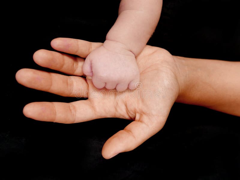 Motherhand e babyhand immagine stock. Immagine di stretta - 104860483