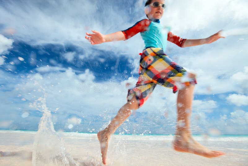 Motie Vage Jongen Die Snel Lopen Stock Afbeelding - Image of kust ...