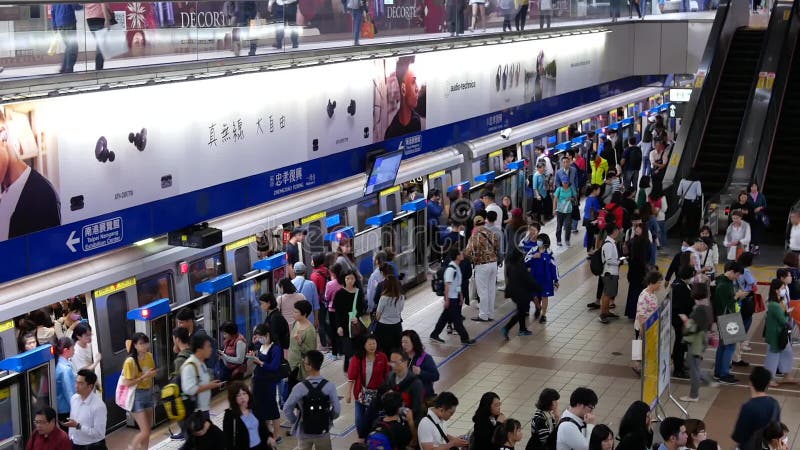 Motion of Commuters Walking and Taking MRT during Rush Hour Stock ...