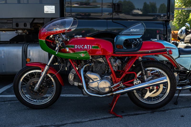 Moto Ducati 860 GT photo éditorial. Image du route, brandebourg - 118302821