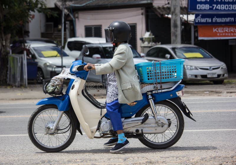 Moto Honda Super Cub fotografía editorial. Imagen de honda - 159167742
