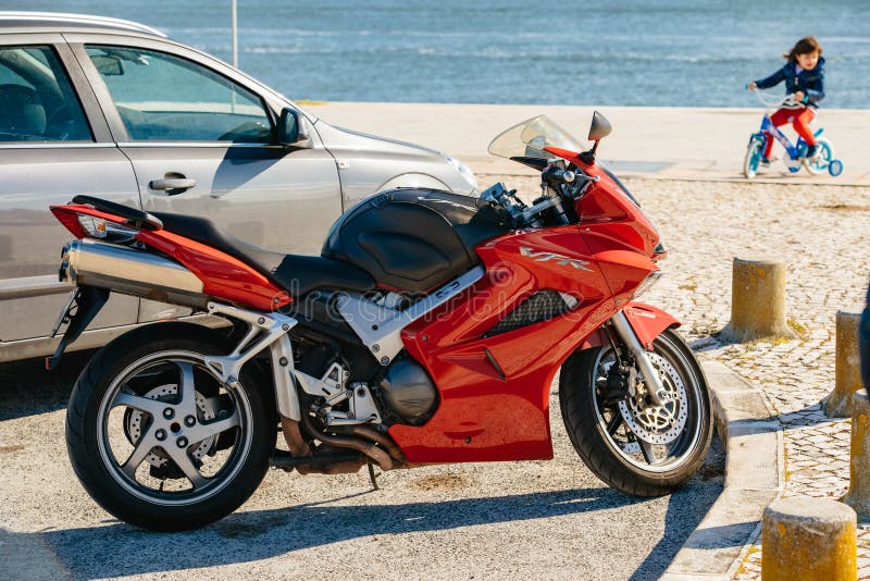 Moto rouge moderne image stock. Image du motocyclette - 82915907