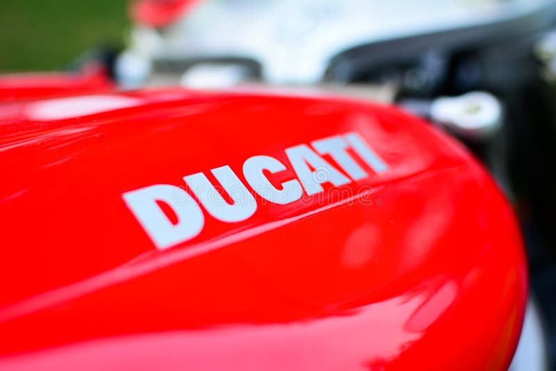 Moto rouge de Ducati 996s image stock éditorial. Image du direction ...