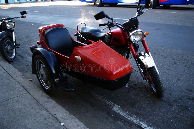 Moto Rouge De Vintage Avec Le Sidecar Image stock - Image du ...