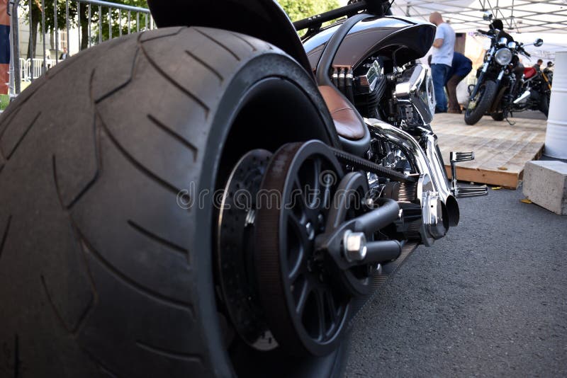 Motocicleta Con Ruedas Anchas Imagen de archivo - Imagen de frente ...