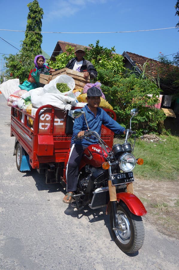 Vespa De Motor Con Tres Ruedas Con Un Taxi En Las Calles De Hunchun En ...