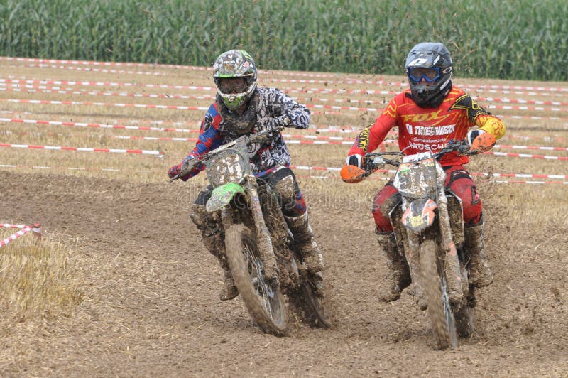 Motocross drivers editorial photo. Image of passing, helemt - 43777166