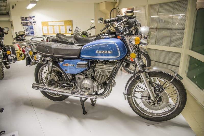 Motocyclette De Vintage, Suzuki 1975 GT Photo stock éditorial - Image ...