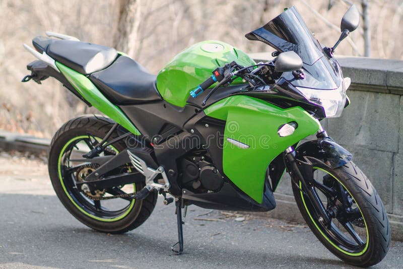Motocyclette Verte De Sport Dans La Rue Photo stock - Image du ...