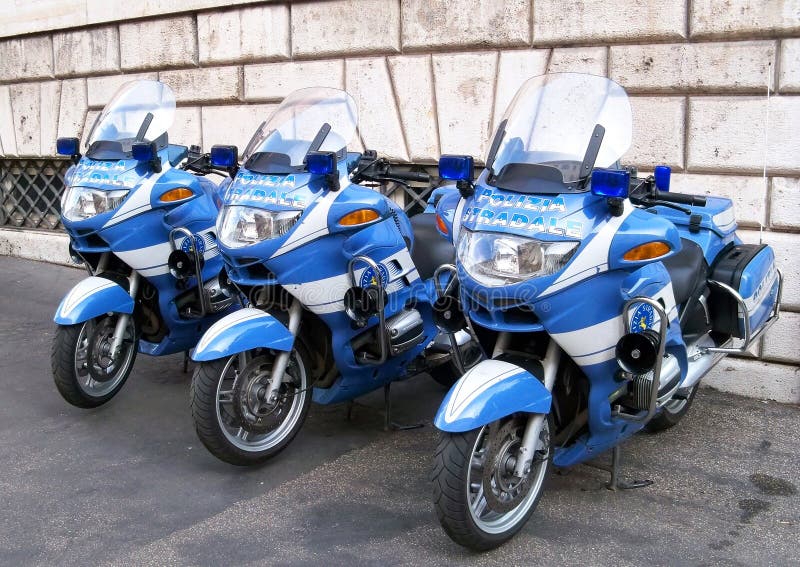 Motos italiennes de police image stock éditorial. Image du lumières ...