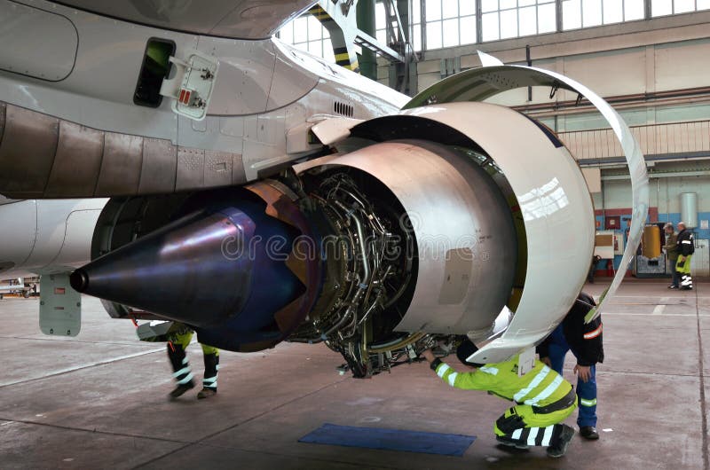 Motor De Jato De Embraer 195 Fotografia Editorial - Imagem de lâminas ...