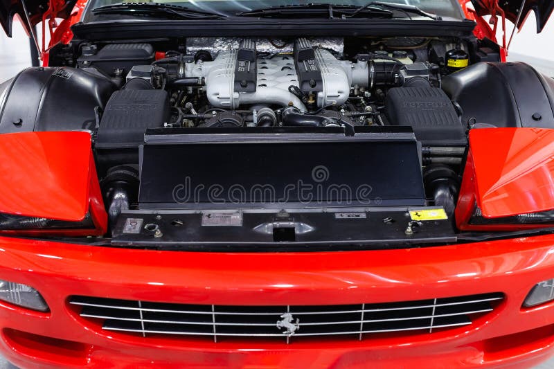 Motor De Un Ferrari 456 Con Capucha Abierta Foto editorial - Imagen de ...