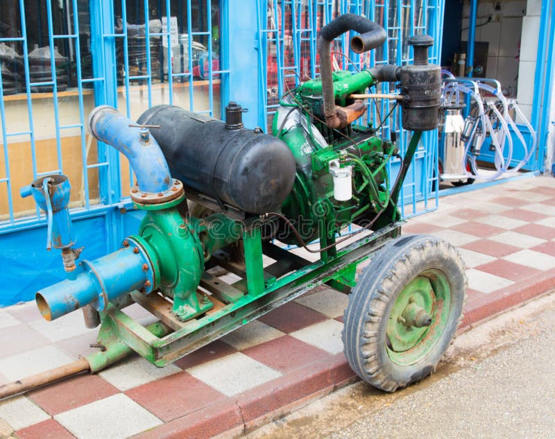 Motor del tractor foto de archivo. Imagen de agricultura - 141509910