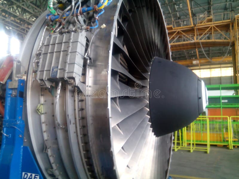 Pale Del Rotore Del Motore Di Aerei All'aeroporto Con Il Chiaro Cielo ...