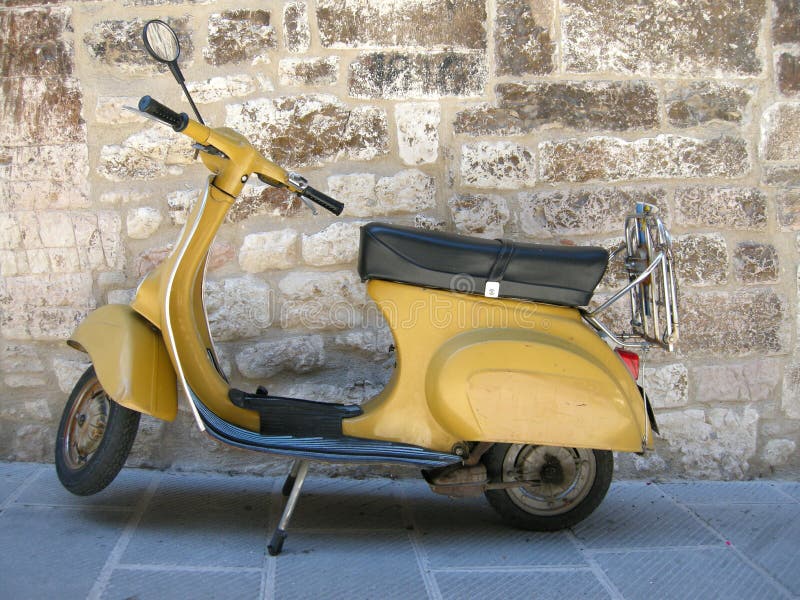 Motorino fotografia stock. Immagine di parcheggiato, motocicletta - 5784204