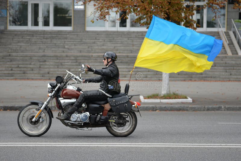 Motorista con una bandera imagen editorial. Imagen de estilos - 75000950