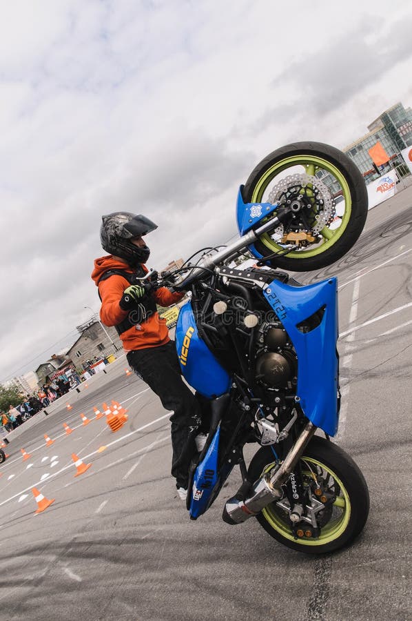 Motoristas En El Motor Que Compite Con Competencias Imagen de archivo ...