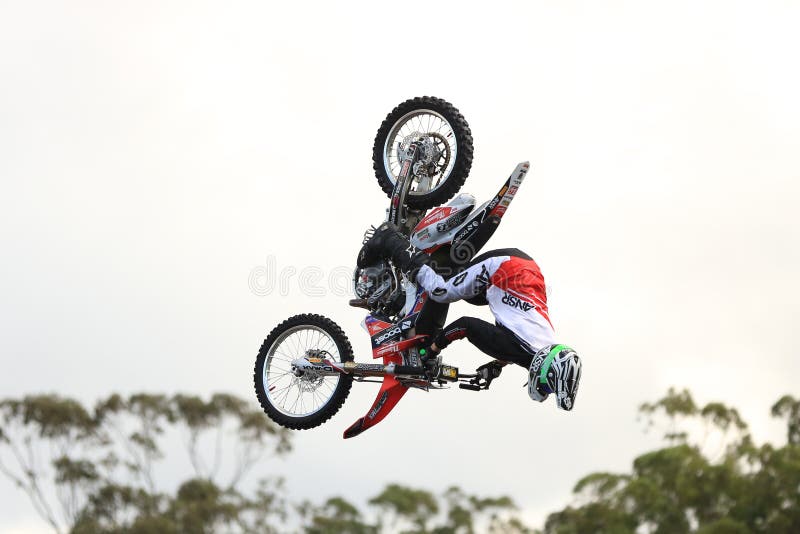 Motorrad, Das Sprung in Einer Luft Macht Redaktionelles Bild - Bild von ...