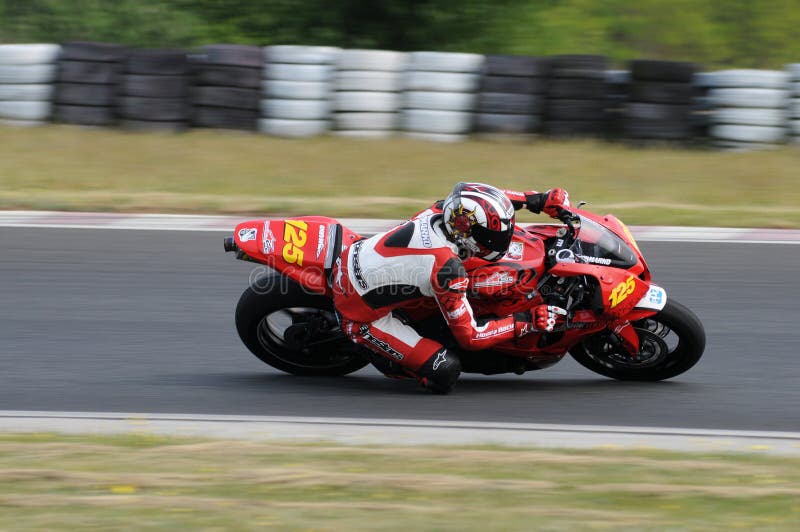 Moto X Motorrad, Das Durch Die Luft an Einem Heißen Sonnigen Tag Mit ...