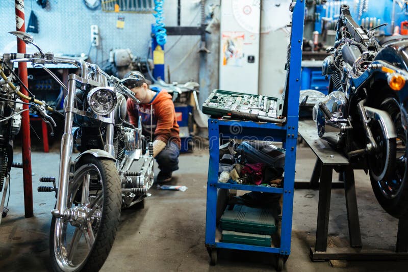 Motos Dans Le Garage De Réparation Image stock - Image du roues, copie ...