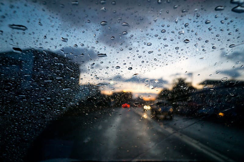 Motregen Op Het Windscherm in De Avond Stock Afbeelding - Image of ...