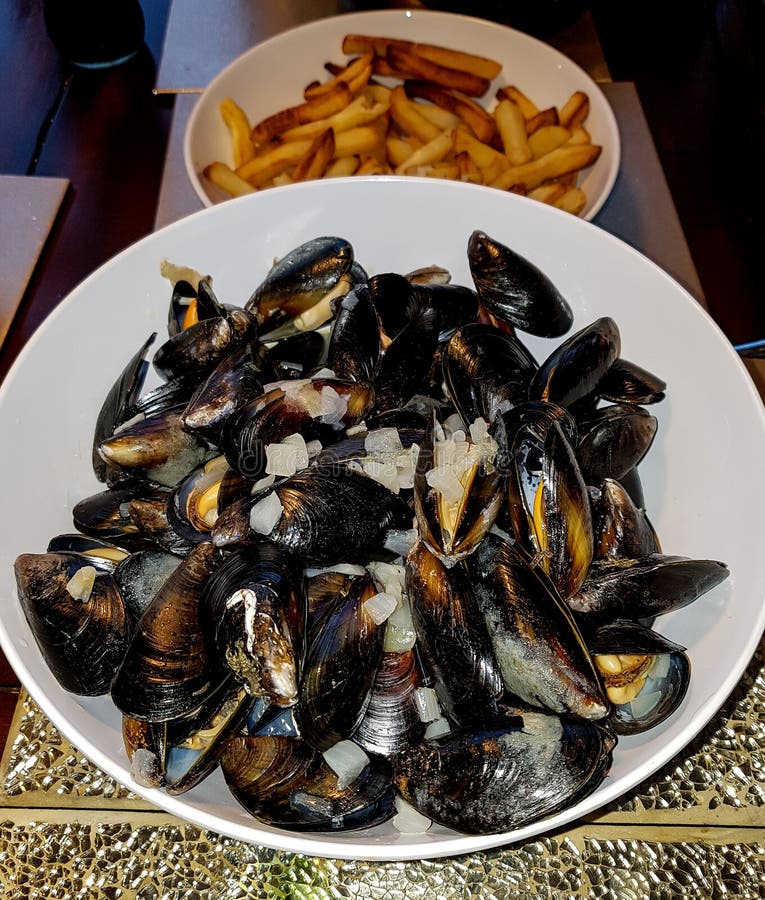 Moules-frites, Typische Belgische Miesmuscheln Und Fischrogen Stockfoto ...
