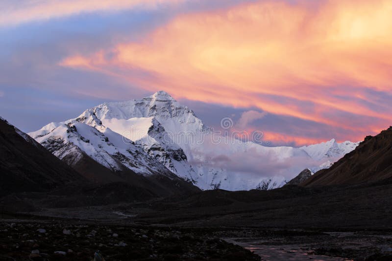 Mount Everest Mit Bunten Wolken Stockbild - Bild von glühen, montierung ...