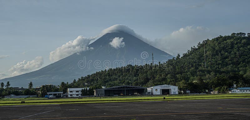 Mount Mayon Volcano in the Philippines Editorial Photo - Image of view ...
