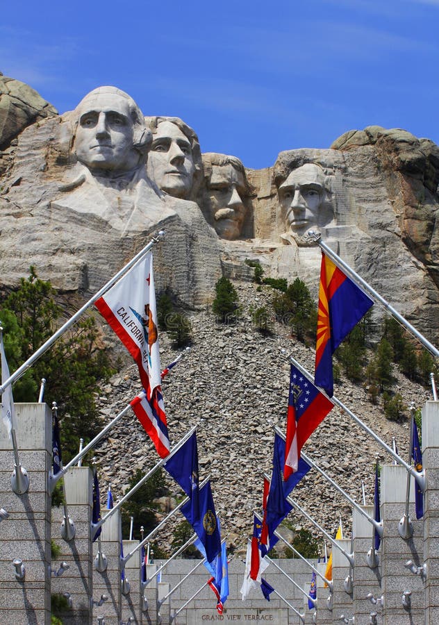Mount Rushmore Nationell Monument Med Statliga Flaggor. Arkivfoto ...