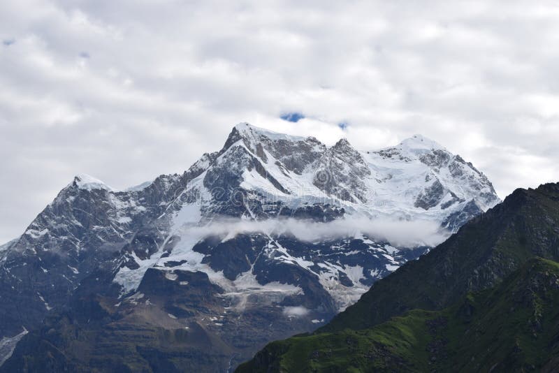 Mountain Chaukhamba Madheswar Stock Image - Image of cloud, chaukhamba ...